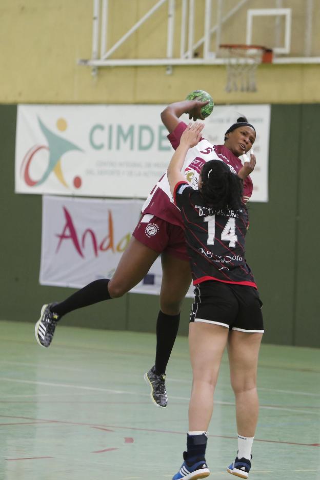 La lateral portuguesa Fátima se acerca al Mavi | El Comercio