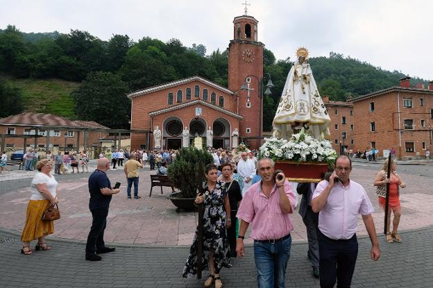 Blimea acompaña a la Virgen de las Nieves | El Comercio