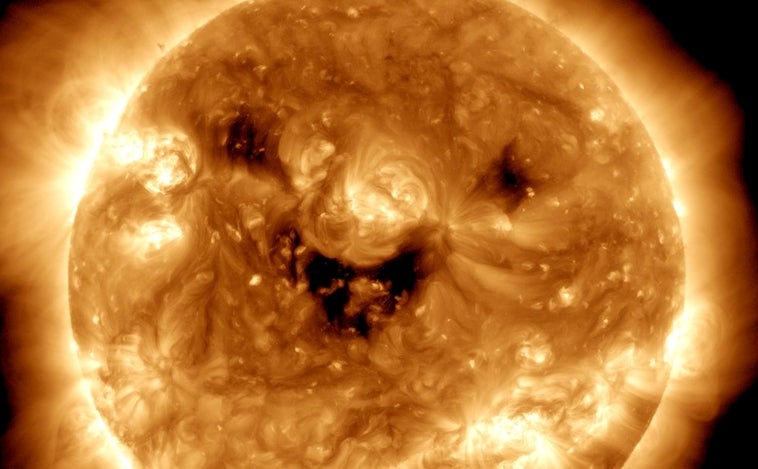 Una foto del Sol 'sonriendo' alerta a los científicos | El Comercio