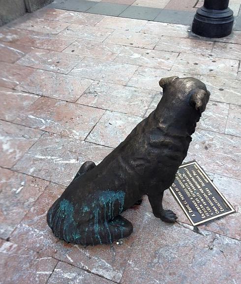 Primera agresión a la escultura del perro Rufo en Oviedo | El Comercio